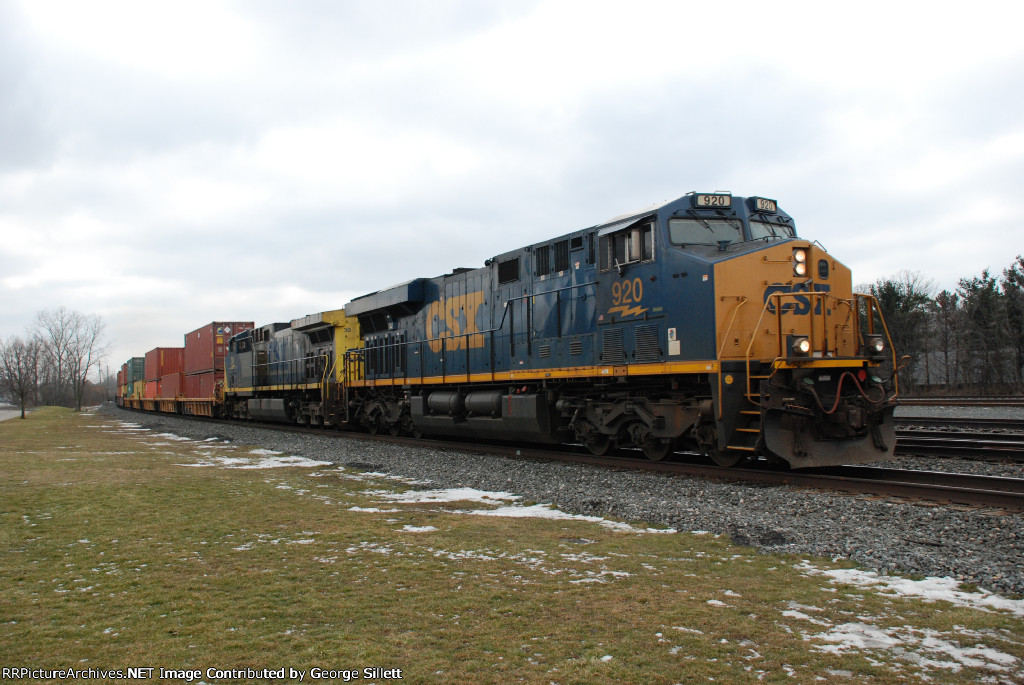 CSX 920 speeds east with a long intermodel train.